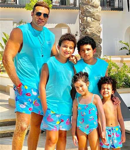 صورة محمد نور وأولاده بنفس الملابس والألوان خبر في الفن