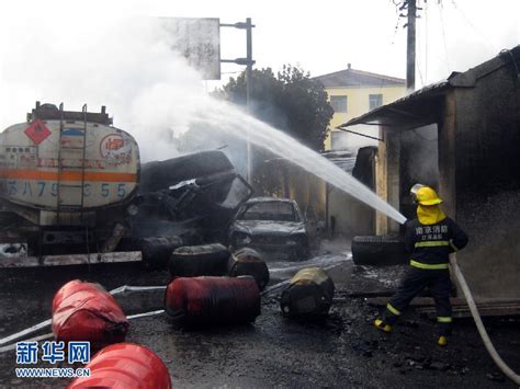 南京两辆货车相撞引发大火 致4人死亡 组图 图片中国中国网