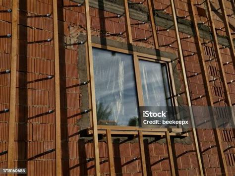 아연 도금 파이프로 만든 비계는 건물 주변에 설치되며 보드로 만든 정면과 매달린 구조물의 단열재가 조립됩니다 코티지 나무로 낙엽송 판넬 0명에 대한 스톡 사진 및 기타