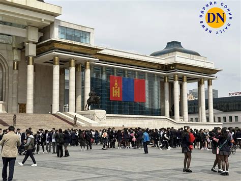 Улс төрийн хөшгийг чимсэн сарнай