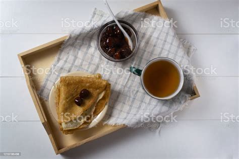 딸기 잼과 차를 트레이에 넣은 팬케이크 아침 식사 닫아 맨 위 보기 Maslenitsa에 대한 스톡 사진 및 기타 이미지