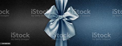 복사 공간이있는 반짝이는 검은 배경 템플릿에 고립 된 빛나는 파란색 리본 리본이있는 검은 금요일 기프트 카드 메리 크리스마스 또는 어머니와 아버지의 날을위한 인사말 라벨