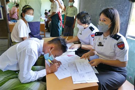 သထုံမြို့နယ်၊ မြေနီကုန်းကျေးရွာ၌ ပန်းခင်းစီမံချက်ဖြင့် နိုင်ငံသားစိစစ်ရေးကတ်ပြားများ‌ ကွင်းဆင