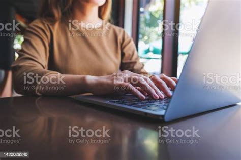 랩톱 컴퓨터 키보드에서 작업하고 입력하는 여성의 클로즈업 이미지 35 39세에 대한 스톡 사진 및 기타 이미지 35 39세