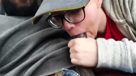 Une Employee Fait Une Pipe Rapide En Voiture A Un Client Noir