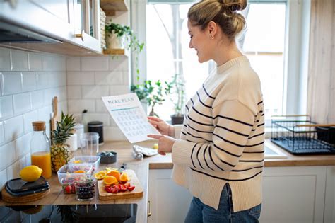 부엌에 있는 여자는 맛있는 과일 샐러드를 준비하고 그녀의 다이어트 계획을 따른다 부엌에 대한 스톡 사진 및 기타 이미지 부엌 20 24세 National Diet