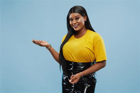 파란 배경에 아프리카계 미국인 젊은 여성의 반 길이 초상화 개념에 대한 스톡 사진 및 기타 이미지 개념 광고 귀여운