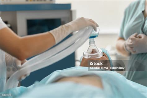 수술 중 환자 얼굴에 호흡 마스크를 들고 있는 의사 마취과 의사의 손을 감으십시오 25 29세에 대한 스톡 사진 및 기타 이미지 25 29세 건강관리와 의술 구조