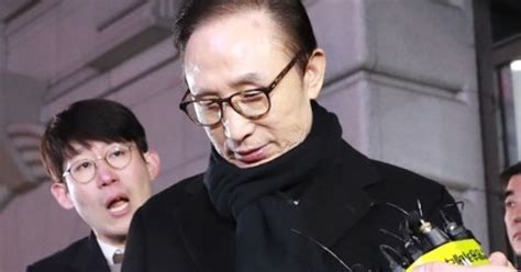 사무실 나서는 이명박 전 대통령