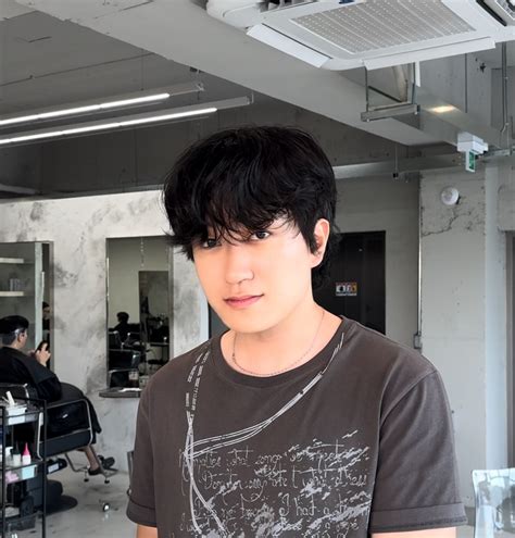 오드하이 레이 대구 남자머리전문 디테일 아이롱펌 상담 남자 장발 빈티지펌으로 개성있게 스타일링 해보시는건 어떠세요 얼굴형이 길고 볼패임이 있거나 볼륨감이 부족하다면