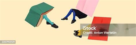 현대 미술 콜라주 대담한 색상의 대형 책 아래에서 엿보이는 학생들의 다리는 지식과의 장난기 넘치는 상호 작용을 보여줍니다 도서관에 대한 스톡 사진 및 기타 이미지 Istock