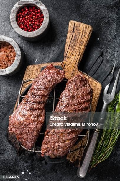 그릴에 구운 마체테 스커트 스테이크 검은 색 배경 위쪽 보기 치마살 스테이크에 대한 스톡 사진 및 기타 이미지 치마살 스테이크 바베큐그릴 안창살 스테이크 Istock