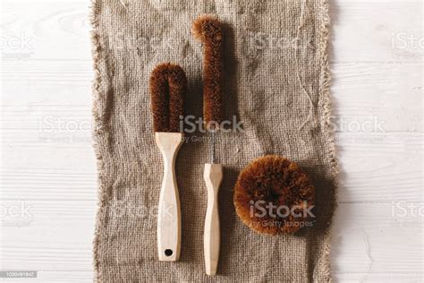 소박한 배경에 에코 천연 코코넛 브러쉬 플랫 하다 지속 가능한 라이프 스타일 개념입니다 제로 낭비입니다 플라스틱 무료 항목입니다 플라스틱 오염을 중지 합니다 재사용 절감