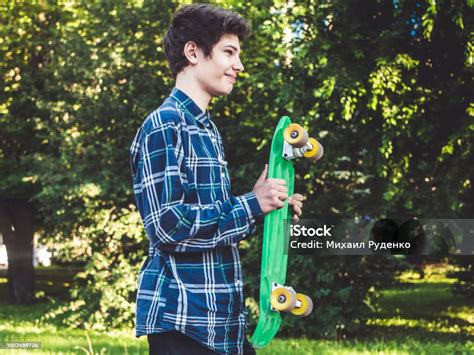 여름 시즌 동안 도시 공원에서 산책 하는 페니 스케이트 보드와 젊은 남자의 라이프 스타일 사진 거리에 대한 스톡 사진 및 기타 이미지 Istock