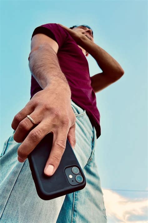 Фото с телефоном в руке