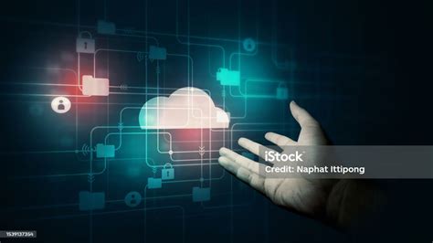 정보 네트워크를 연결하는 클라우드 기술 프로세스를 손에 들고 있습니다 가리키기에 대한 스톡 사진 및 기타 이미지 가리키기 개발 고객 참여 Istock