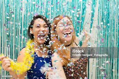 카니발 축제 및 착용 화려한 스카프를 축 하 하는 두 여자 친구 색종이의 비입니다 여자는 재미 고 크 크 크 N 의상에 대한 스톡 사진 및 기타 이미지 Istock