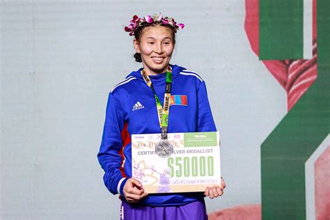 ФОТО Л Алтанцэцэг ДАШТ ээс мөнгөн медалиа зүүлээ