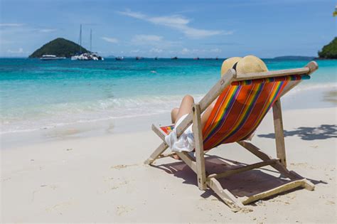 태양 모자를 쓴 여자는 화창한 날에 해변의 갑판 의자에 누워 휴가 홀리데이 긴 주말 개념을 편안하게합니다 30 34세에 대한 스톡 사진 및 기타 이미지 Istock