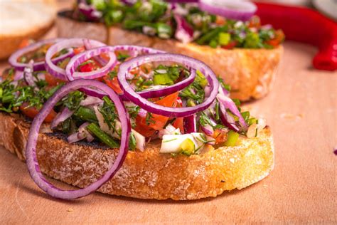 얇게 썬 토마토 칠리 페퍼 봄과 붉은 양파 허브를 곁들인 시아바타 토스트를 곁들인 전통 이탈리아 식 채소 브루스케타 0명에 대한 스톡 사진 및 기타 이미지 Istock