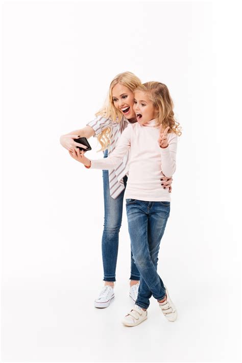 행복한 어머니의 전체 길이 초상화 무료 사진