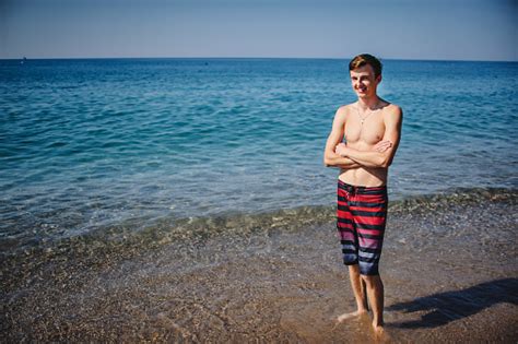 바다 해변에서 물에 서 있는 아름 다운 젊은 행복 한 남자 터키 휴가 햇빛 텍스트를 닫을 위치입니다 여름 방학 신혼 여행 오션 씨 건강한 생활방식에 대한 스톡 사진 및 기타