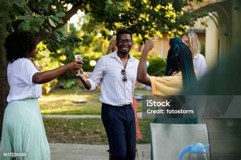 정원 파티에서 여자 친구와 춤을 추면서 카메라에 미소 짓는 쾌활한 청년 땋은 머리에 대한 스톡 사진 및 기타 이미지 땋은 머리 20 24세 25 29세 Istock