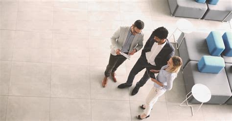 비즈니스 건물에 서서 대화를 나누는 비즈니스 사람들 문서를 읽는 아프리카 남자들 복사 공간 사진 Unsplash의 세르비아 이미지