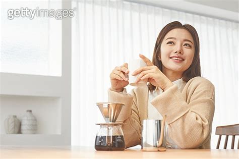 커피 뜨거운음료 만들기 홈메이드 여성 핸드드립 커피 마시기 입사용 미소 이미지 Jv12159269