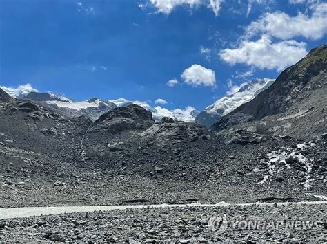스위스 빙하 녹은 자리에 수천년 전 생활상…가죽신발·벨트도
