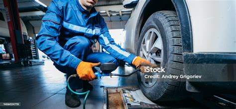자동차 정비사의 손은 수리 주유소에서 서스펜션 조정 및 자동차 휠 정렬 작업 전에 타이어의 공기 압력을 확인합니다 클로즈업 20 24세에 대한 스톡 사진 및 기타 이미지