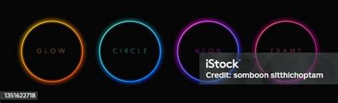 블루 레드 퍼플 그린 라이트 프레임 컬렉션 디자인 추상 우주 생생한 컬러 원 배경 최고 보기 미래 스타일 복사 공간이있는 어두운 배경에 빛나는 네온 조명 세트 원형에 대한