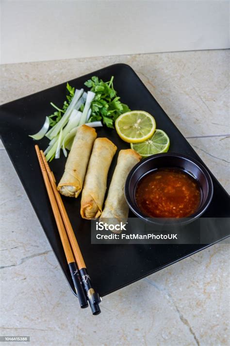 오리엔탈 판 스프링 롤 잘라 막대기 3 개의 스프링 롤 봄 양파 라임 레몬 감 미로 운 고추 소스 Carnival에 대한 스톡 사진 및 기타 이미지 Istock