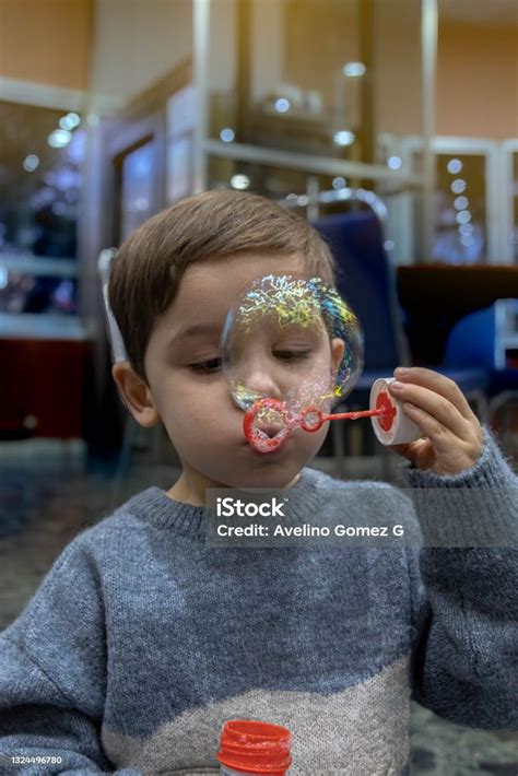 재미와 놀이를위해 작고 큰 비누 거품을 만들기 위해 폼페로라는 장난감을 통해 불어 어린 소년의 세부 사항 2 3 살에 대한 스톡 사진 및 기타 이미지 Istock