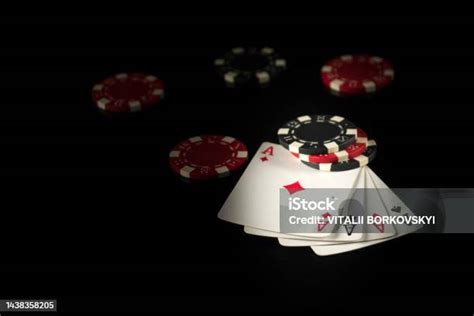 검은 테이블에 카드 놀이 게임 포커와 칩에서 종류 또는 쿼드의 승리 조합 네 가지 0명에 대한 스톡 사진 및 기타 이미지 0명 Brand Name Video Game