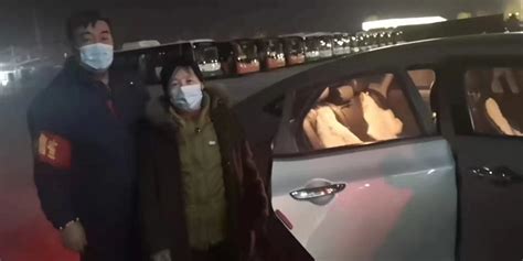 女乘客寒夜错过末班车，“萤火之光”公益顺风车将其送回 半岛网