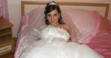 В сватбената си нощ съпругата и съпругът се споразумяват да не отварят вратата на никого но