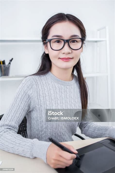 그래픽 태블릿과 스타일러스를 사용하는 아시아 여성 그래픽 디자이너 감시에 대한 스톡 사진 및 기타 이미지 감시 개발 개선 Istock