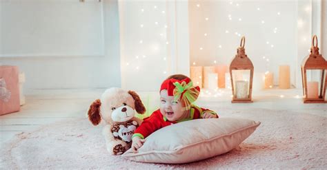 가족 귀여운 기쁨 녹색 활 놀이방 누워 있는 단란함 따뜻함 랜턴 머리띠 미소 짓는 베개 봉제 인형 봉제완구 부드러운 조명 빨간 옷 사랑