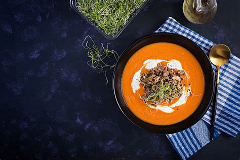 구운 포스와 호박 수프의 맛있는 크림어두운 테이블에 그릇에 쇠고기 다진 고기로 만든 고기 추수 감사절 상단 보기 오버헤드 가을에