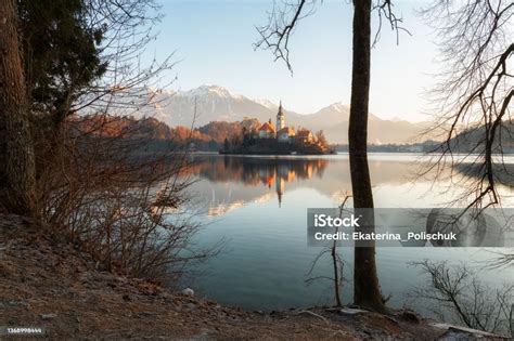 블레드 호수의 아름다운 전망 가장 유명한 슬로베니아 호수와 새벽에 마리아와 블레드 성의 가정의 순례 교회와 섬 블레드 0명에 대한 스톡 사진 및 기타 이미지 Istock