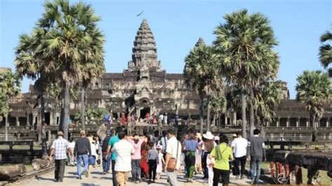 ចូលឆ្នាំ ចិន ៖ អ្នក ដើរលេង ច្រើន ទៅ ព្រឹក វិល ល្ងាច និង ដាក់ អាហារ ដែល សល់ ពី ការ សែន តាម ខ្លួន