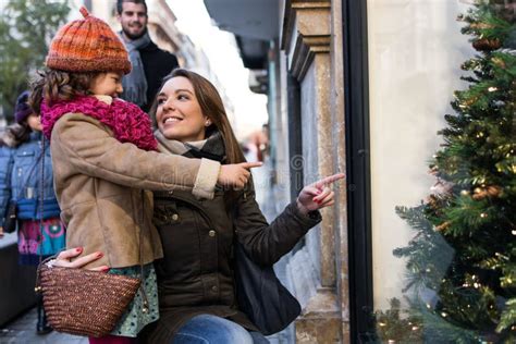 Familia Joven Feliz Que Se Divierte En La Calle Foto De Archivo Imagen De Padre Junto