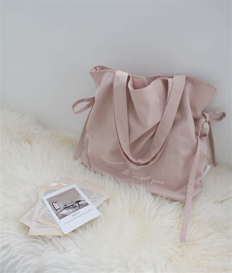 팔레뜨아 Pallettea 봄여름에 생각나는 스위트백~ 파스텔 색상이 따오르는 계절입니다 ̈ 🌸스위트피 꽃 처럼 부드러운 핑크빛이 여리여리 사랑스러운 느낌을 🌸허브의