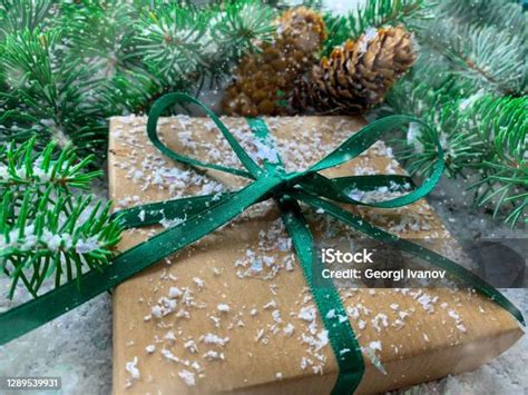 크래프트 페이퍼와 그린 리본 리본 리본으로 싸여 눈 덮인 빈티지 선물 상자 크리스마스 나무 가지 클로즈업 눈 0명에 대한 스톡 사진 및 기타 이미지 Istock