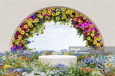 Abstact 3d는 봄 장면과 자연 연단 배경 다채로운 꽃 잔디밭 배경 꽃 아치 문 하늘 및 구름에 돌 연단을 렌더링합니다 0