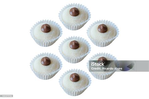 7 개의 헤이즐넛 크림 브라질 퍼지 볼이 원형으로 배열되어 있습니다 브라질 전통 과자 0명에 대한 스톡 사진 및 기타 이미지 0명 강박 거친 필름 효과 Istock