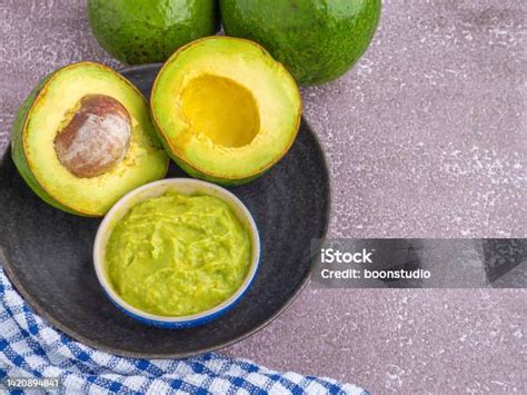 검은 접시에 그릇에 담긴 신선한 아보카도와 씨앗이있는 유기농 아보카도 대리석 배경에 천으로 된 전체 과일 0명에 대한 스톡 사진 및 기타 이미지 Istock