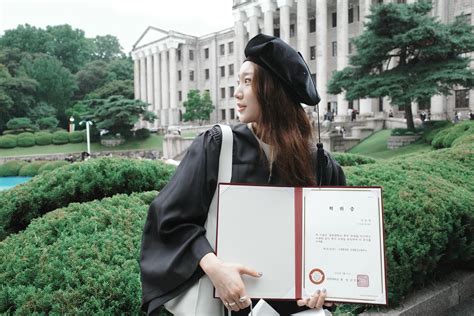 결혼과 대학 동시에 마주한 혼란 속에서 찾은 나만의 길 안녕 나 효정이야 지난번 글에서 내가 23살이라는 어린 나이에 결혼하고 대학에 입학하면서 겪었던 복잡하고