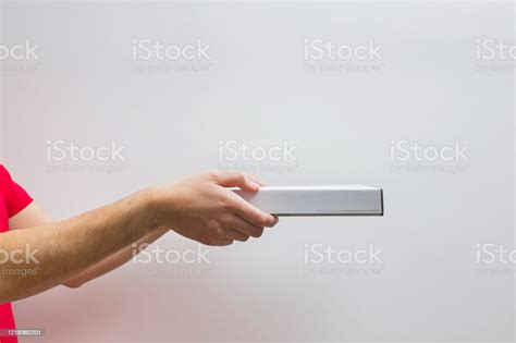 복사 공간이있는 흰색 벽에 피자상자를 들고 있는 남성 손 남자에 대한 스톡 사진 및 기타 이미지 남자 배경 주제 배달 Istock